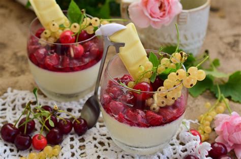 Panna cotta z serkiem mascarpone białą czekoladą i frużeliną z owoców lata