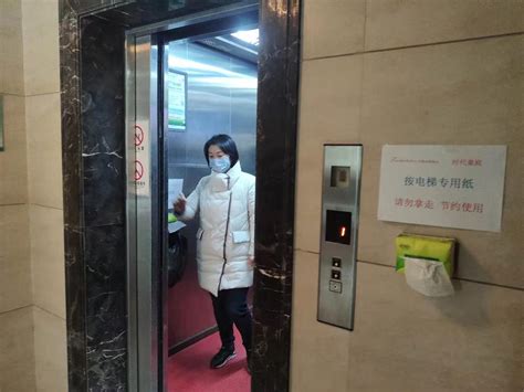 东台市东台镇社区楼道口设置纸巾和提示卡 盐城新闻网