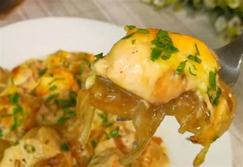 Рецепта за пилешко филе в сос с лук и кашкавал кулинарно бг