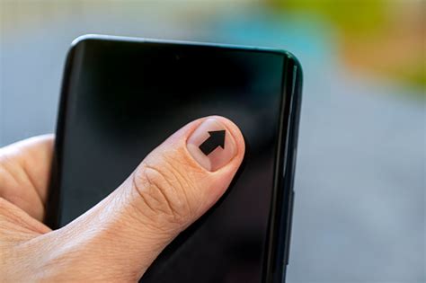 휴대 전화를 사용하여 남자의 클로즈업 손톱에 화살표는 스마트 폰 화면을 가리킵니다 매니큐어를 가진 남자가 스마트 폰 화면에 탭합니다 Fashion Show에 대한 스톡 사진