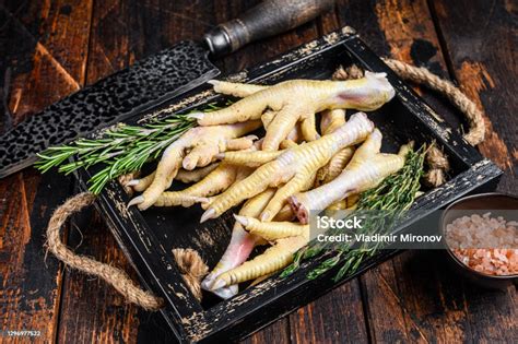 원시 치킨 발은 칼로 도살장에서 발을 잘라 어두운 나무 배경 위쪽 보기 가금류에 대한 스톡 사진 및 기타 이미지 가금류