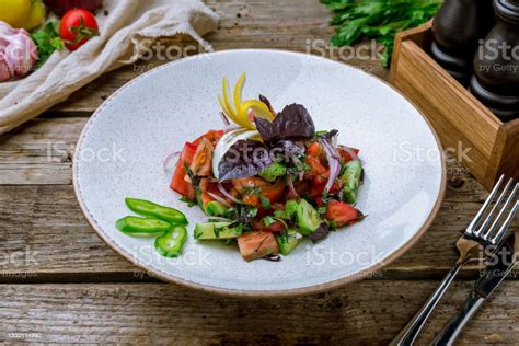 오래된 나무 테이블에 토마토와 오이 붉은 양파와 바실 야채 샐러드 0명에 대한 스톡 사진 및 기타 이미지 0명 건강한 생활