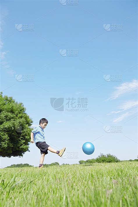 一个日本男孩在操场上玩耍