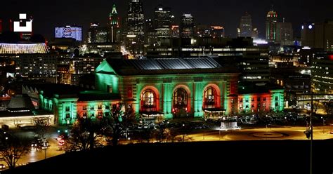 녹색과 빨간색 조명으로 밝혀진 큰 건물 사진 Unsplash의 무료 캔자스시티 이미지