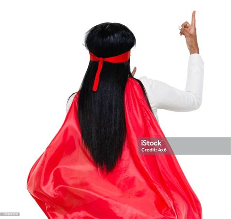 라틴 아메리카와 히스패닉 민족 여성 아나운서 가 흰색 배경 앞에 서 비즈니스 웨어를 입고 20 24세에 대한 스톡 사진 및 기타 이미지 20 24세 20 29세