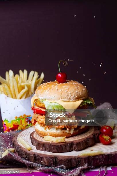 수분이 많은 치킨 진거 워퍼 버거 햄버거 또는 치즈버거와 치킨 패티 1개 소스 감자 튀김 차가운 음료 미국 패스트 푸드의 개념