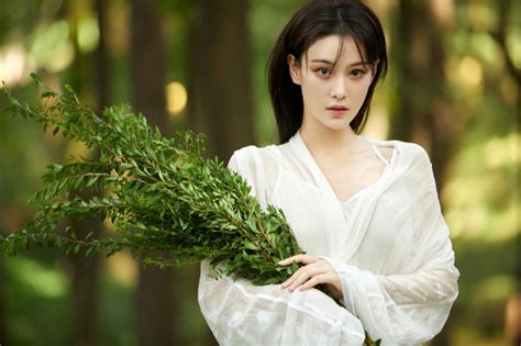 最美軍嫂張馨予機場搬行李砸到腳 「掉眼淚」批路人冷漠 娛樂 中時新聞網