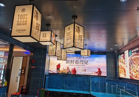 天花吊装灯箱门头君餐饮广告标识官网：餐饮广告标识一站式服务商