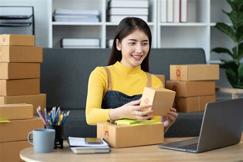 중소기업 소상공인이 방에서 일하면서 소포 상자를 들고 고객을 위한 제품을 준비하고 있다 Po에 대한 스톡 사진 및 기타 이미지 Po 교역소 기업가 Istock