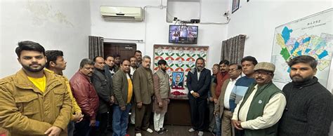 पूर्व प्रधानमंत्री डॉ मनमोहन सिंह के चित्र पर पुष्प अर्पित कर दो मिनट