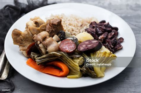 전형적인 포르투갈 요리 삶은 고기 훈제 소시지 야채와 흰 접시에 쌀 고기에 대한 스톡 사진 및 기타 이미지 고기 그릇