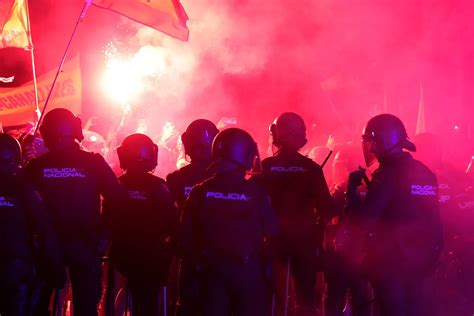 Varios Detenidos Durante La Protesta Contra La Amnistía Ante La Sede