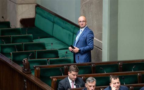პოლონეთის საგარეო საქმეთა მინისტრის მოადგილე ვიზების სკანდალის გამო