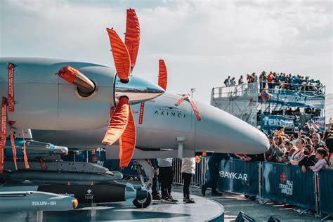 공개 이벤트 공군 디스플레이 공기 역학 공익 과학 전시회 관중 관중들이 지켜보고 있다 군대 군사 기술 군사 디스플레이 군용 장비 군중 군중 모임 기술