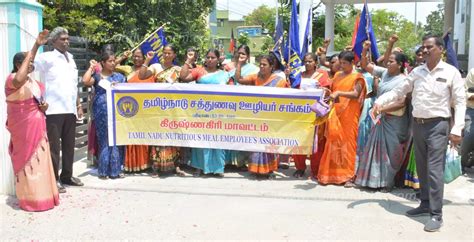 Demonstration சத்துணவு ஊழியர் சங்கத்தினர் ஆர்ப்பாட்டம்