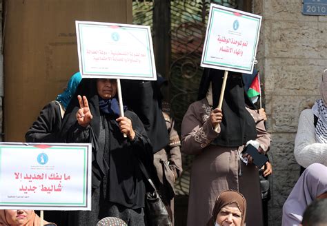 وقفة للمرأة الفلسطينية أمام مقر هيئة الصليب الأحمر بغزة فلسطين أون لاين