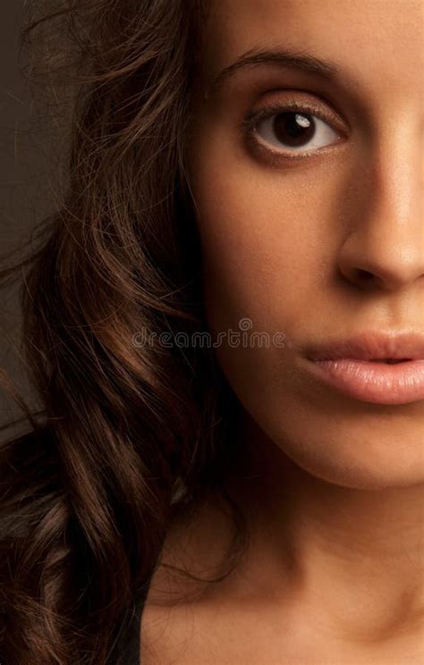 Jong Het Portret Half Gezicht Van De Vrouwenclose Up Op Dark Stock