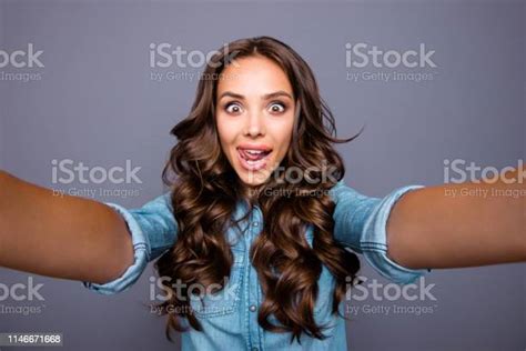 그녀의 그녀의 좋은 사랑 스러운 매혹적인 달콤한 윈 섬 화려한 매력적인 쾌활 한 명랑 한 미친 소녀의 물결 모양 머리 레이디 재미를 핥는 입술 회색 파스텔 배경 위에 고립의