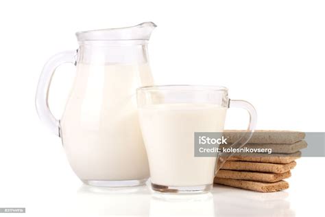 용기와 곡물 Crispbreads 흰색 배경에 고립의 스택과 함께 우유의 유리 가득 찬에 대한 스톡 사진 및 기타 이미지