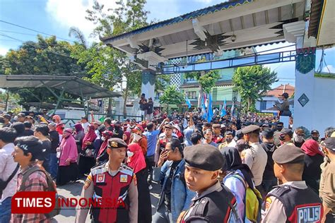 Ratusan PKL Teras Malioboro 2 Dobrak Gerbang Kantor Wali Kota