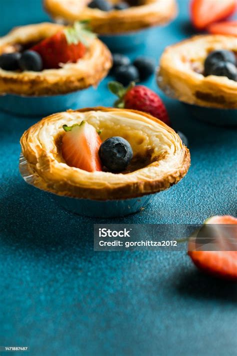 전통적인 포르투갈 에그 타르트 디저트 파스텔 드 나타 또는 파스테이스 드 벨렘브 금색에 대한 스톡 사진 및 기타 이미지 금색 노랑 달콤한 음식 Istock