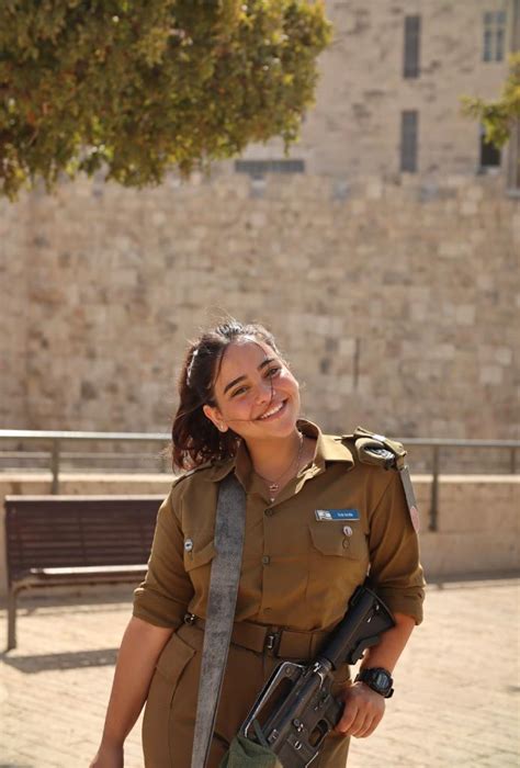 החיוך של נטע סיפורה של הילדה שחלתה בלוקמיה והפכה לקצינה מצטיינת אתצ