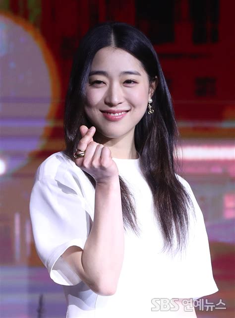 E포토 최성은 영화 속 사격 선수의 하트 저격