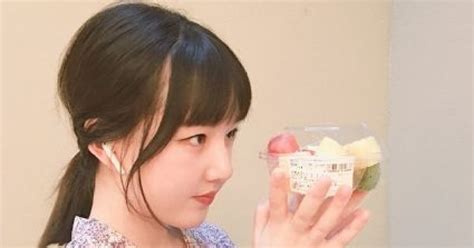 여자친구 예린 과자 먹으며 눈웃음 찡긋심쿵