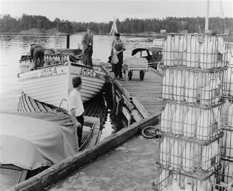 Posten Till Möja Lastas Här I Fiskebåten Sm 154 Vid Stavsnäs 5 Säckar