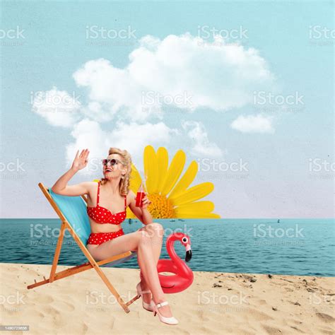 빨간 수영복을 입은 아름다운 금발 소녀가 바다 근처 해변에 앉아 있다 Summertime 휴가 현대 미술 콜라주 25 29세에