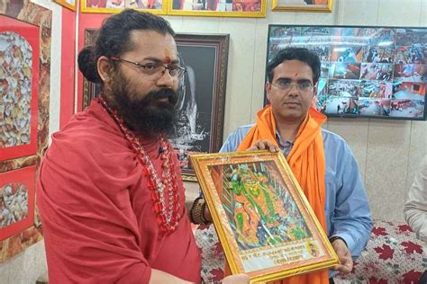 प्रयागराज के नए डीएम नवनीत सिंह चहल ने लेटे हुए हनुमान मंदिर में दर्शन