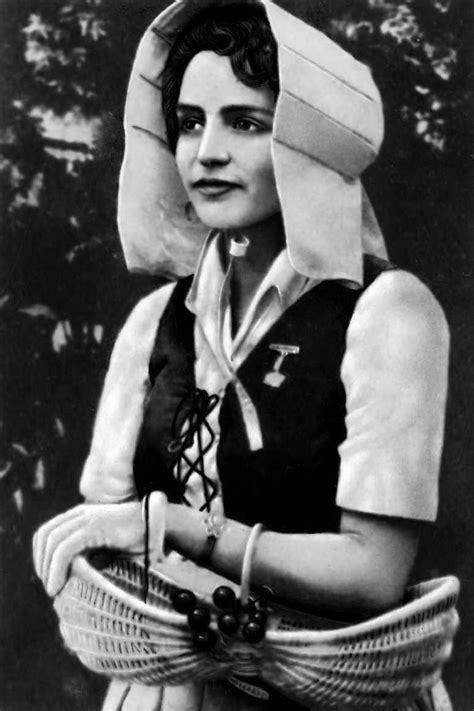 Девушка в традиционном костюме —