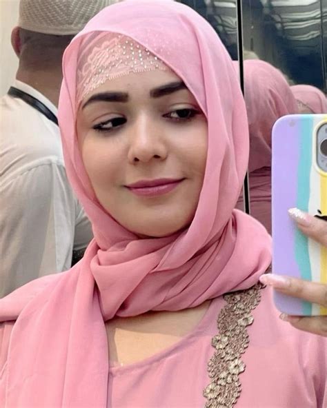 حمائمہ ملک اور فیروز خان اپنے عمرے کے لیے گئی ہوئے ہیں، نیٹیزنز نے ان