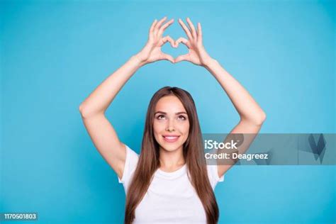 그녀의 초상화 그녀 보기 매력적인 매력적인 부드러운 달콤한 사랑스러운 쾌활한 쾌활한 쾌활한 똑바른 머리 여자 밝은 선명한 빛나는 녹색 청록색 배경에 고립 된 상승 마음을