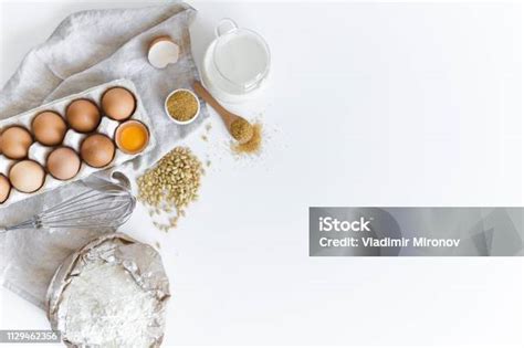 홈메이드 베이킹에 성분입니다 계란 우유 밀가루 설탕입니다 흰색 배경 평면도입니다 갈색에 대한 스톡 사진 및 기타 이미지 Istock