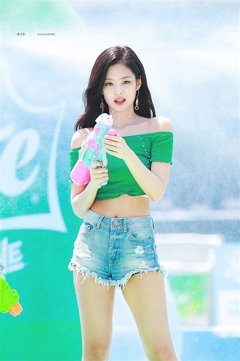 10 Times Blackpinks Jennie Showed Off Her Pretty Shoulder Line In Off
