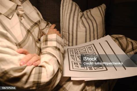 여성 디자이너는 웹 사이트 디자인 와이어 프레임을 만듭니다 스케치 프로토 타입 프레임 워크 레이아웃 미래 설계 프로젝트 Ui 및
