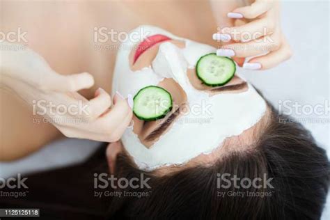 스파입니다 미용사는 스파 살롱에서 아름 다운 젊은 여자의 얼굴에 마스크를 적용합니다 스파 트리 트 먼 트 가꿔주기에 대한 스톡