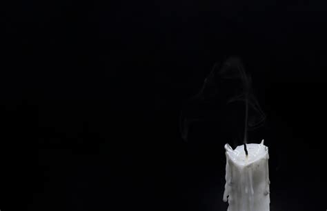 연기와 함께 꺼진 촛불 하얀 촛불 심지 날려 메모리 사진 검은 색에 불이 있는 촛불 하나 텍스트 장소가있는 메모리암 배너