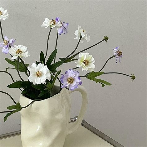 큰 데이지 들꽃 조화 꽃 가지 하고