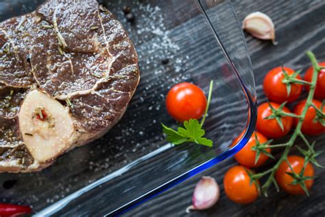 조리 할 준비가 신선한 지중해 야채와 나무 테이블에 향신료와 원시 쇠고기 스테이크 Osso Buco 0명에 대한 스톡 사진 및 기타 이미지 Istock