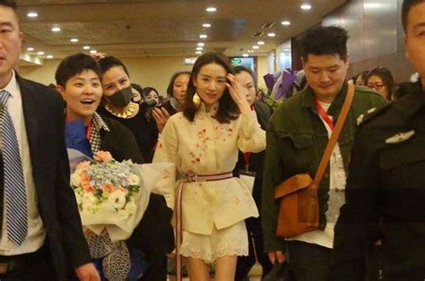 董洁穿中国风旗袍上衣现身活动 配蕾丝拼接短裙大方秀出纤细美腿