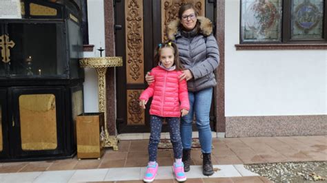 Първи самостоятелни крачки за Марина Българската Коледа помага за процедурите на момиченцето