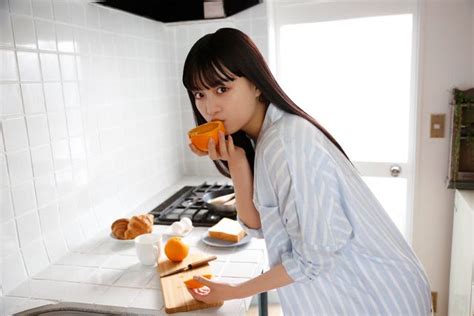 「仮面ライダーゼロワン」イズ役で注目！鶴嶋乃愛、初のカレンダーが発売｜シネマトゥデイ