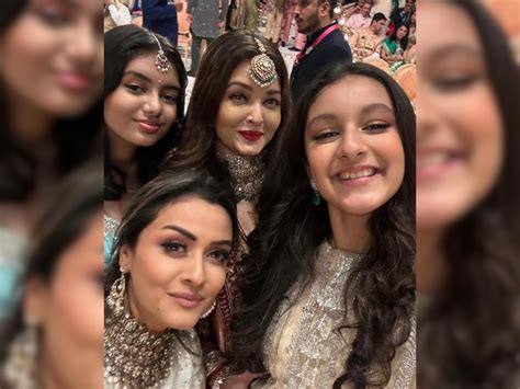 Mahesh Babu Daughter Sitara Special Attraction Took Selfie Photos With