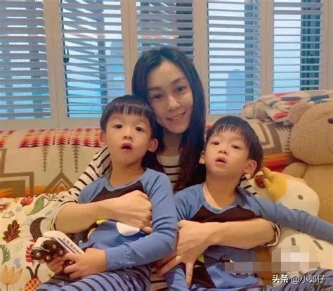 范玮琪为双胞胎儿子庆10岁生日，儿子长相帅气像爸又像妈！金蛇新篇