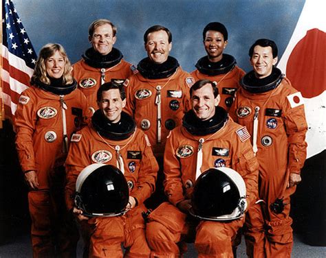Facet Tumblr — 毛利衛さん＝右端＝と共に宇宙へ向かうスペースシャトル「エンデバー」の搭乗員。ロバート・ギブソン船長（4