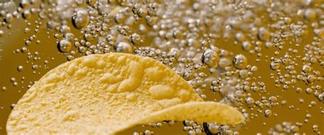 Papas fritas fritas bajo agua con aceite dorado freír papas fritas