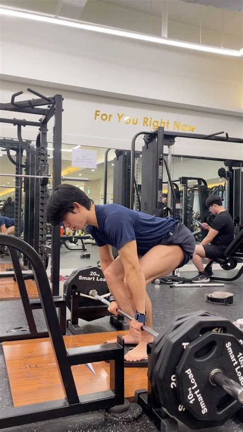 고건혁eric 데드 재밌당🔥 데드리프트는 들어올리는 게 아닌 땅을 밀어내는 온 몸의 합이다는 잘 모르겠고 이 꽉 깨물고