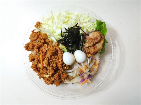 【2023最新】麺屋こころ監修 台湾まぜそば風サラダ【ファミリーマート】ペロリといけます いぬきちのコンビニ飯